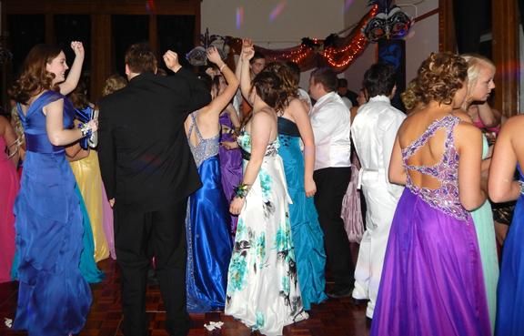 Daughter wears mom's 1988 dress to prom | Features | marysvilleonline.net