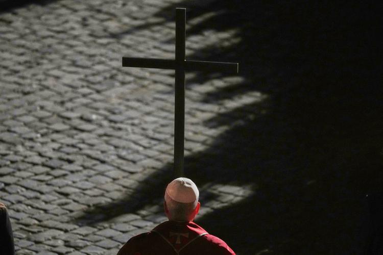 Pope Leo XIV carries cross for full Good Friday procession, the first ...