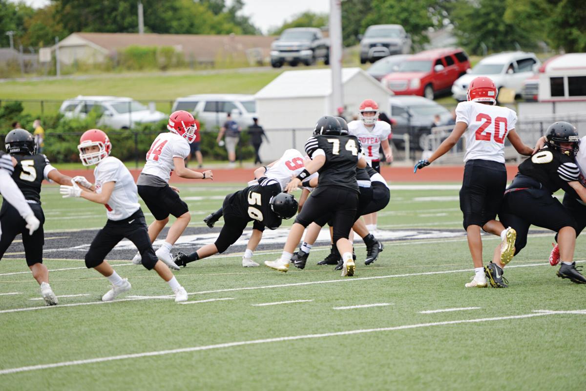 PHOTOS: McAlester eighth grade football action | Sports | mcalesternews.com