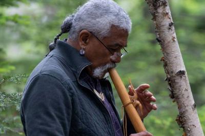 Hawk Henries teaches flute-carving class | Arts & Living | mdislander.com