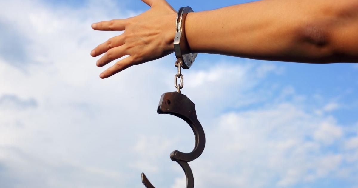 Island Police: Man stuck in handcuff asks police for help | Cops ...
