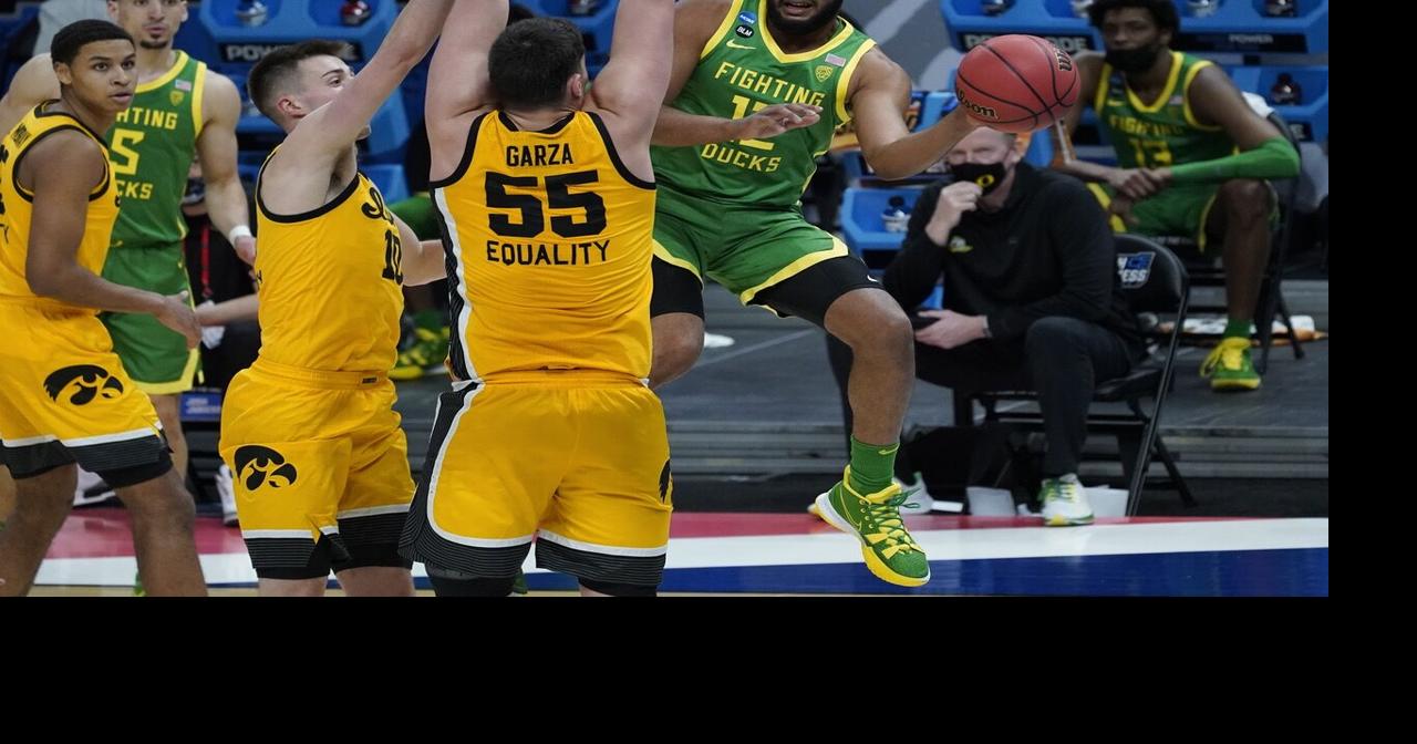 Garza dominates, but Oregon routs Iowa to reach Sweet 16 | Sports ...