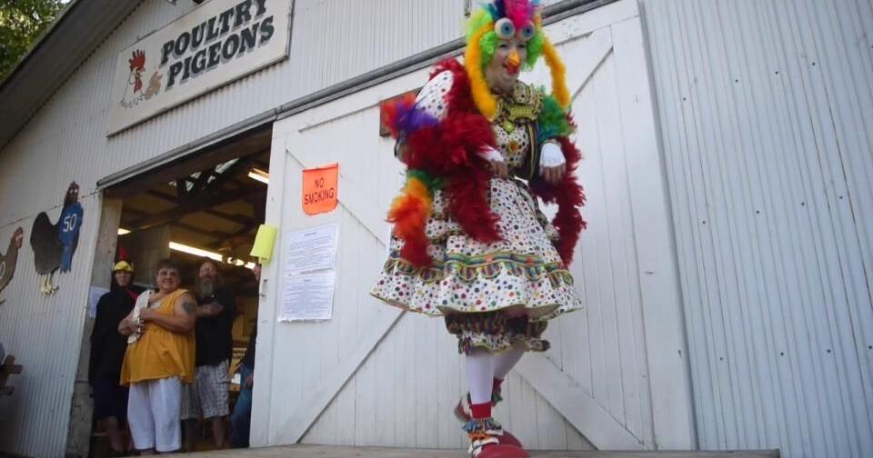 VIDEO: 2022 Crawford County Fair - Human Rooster Crowing Contest ...