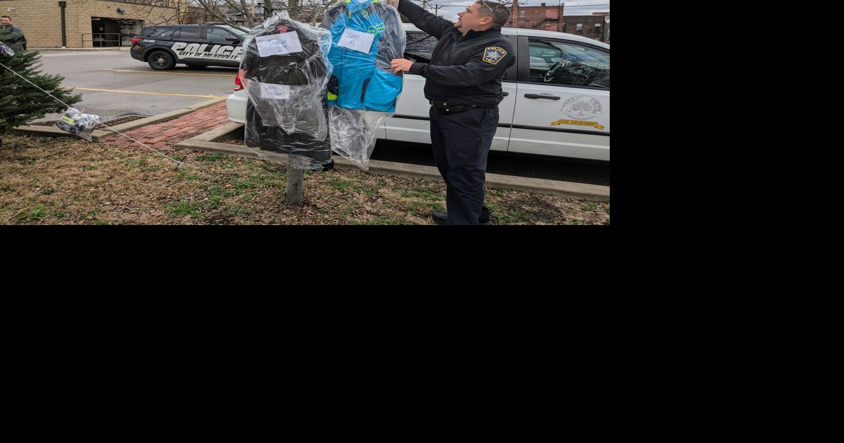 Tree decorating and bridge building: Police department giving tree ...