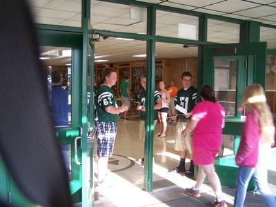 Cloverleaf High School Students welcome New Classmates | Communities ...