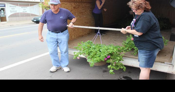 Hanging around the block | Local | mesabitribune.com