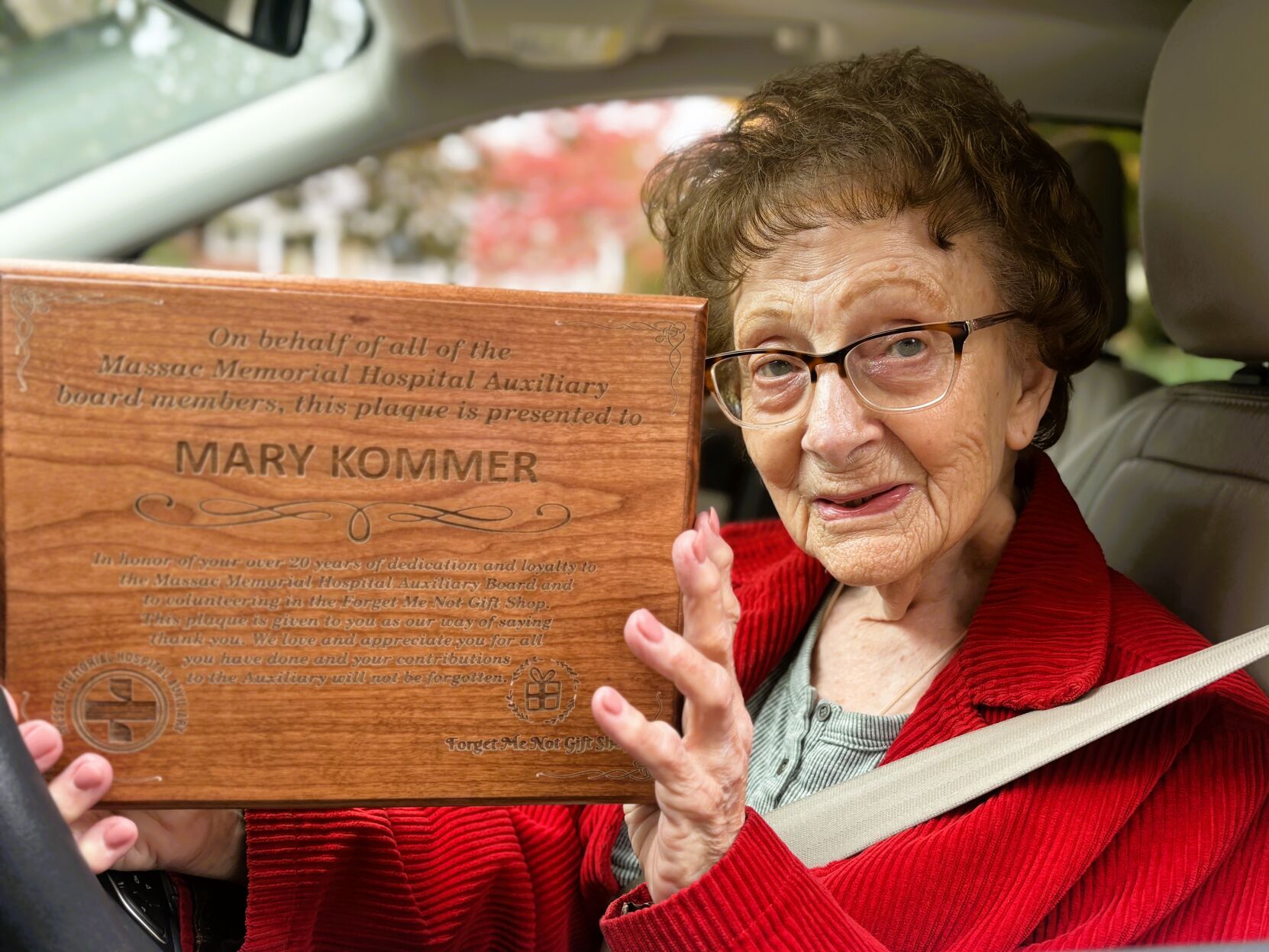 Kommer honored by MMH Auxiliary board | News | metropolisplanet.com