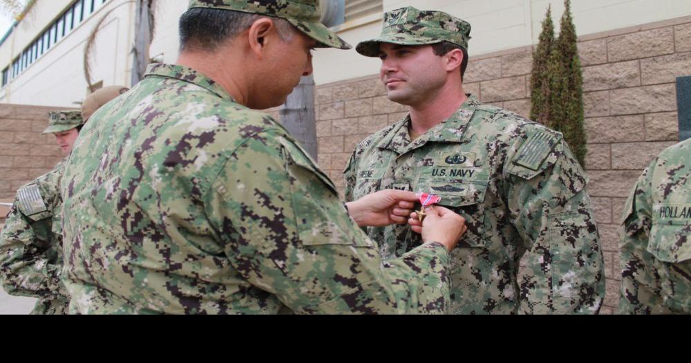 Explosive Ordnance Disposal Mobile Unit Eleven Sailors awarded Bronze ...