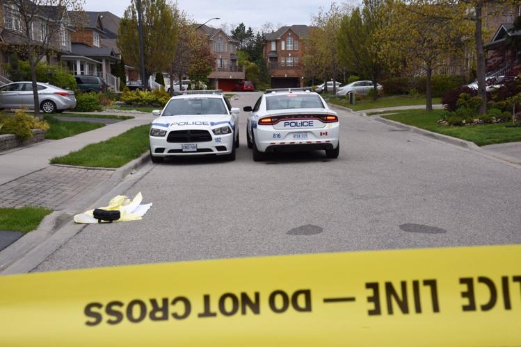 UPDATE: Cops hunting gunman after shooting in Mississauga neighbourhood