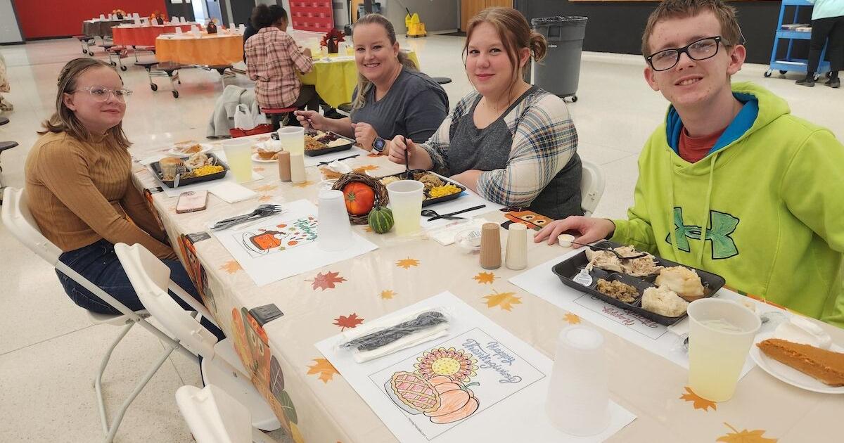 Community Thanksgiving fills bellies, warms hearts | Daily Democrat, Fort Madison, Iowa ...