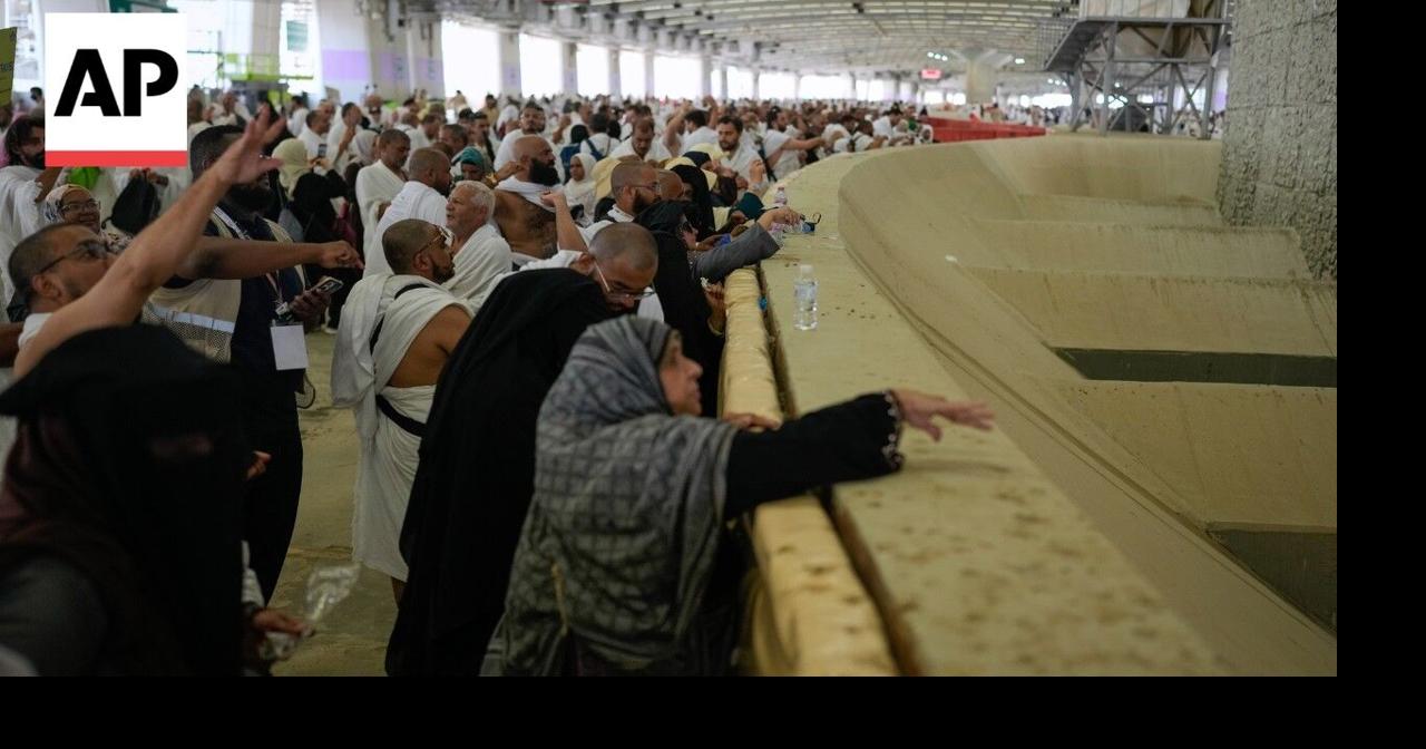 Muslim pilgrims continue stoning rituals in Mina for the second day ...