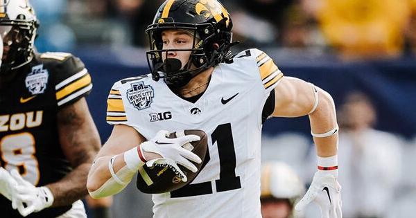 College football: Iowa's Wetjen earns national award | Daily Democrat ...