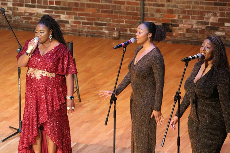 CeCe Teneal wows weather-braving crowd | The Hawk Eye - Burlington ...