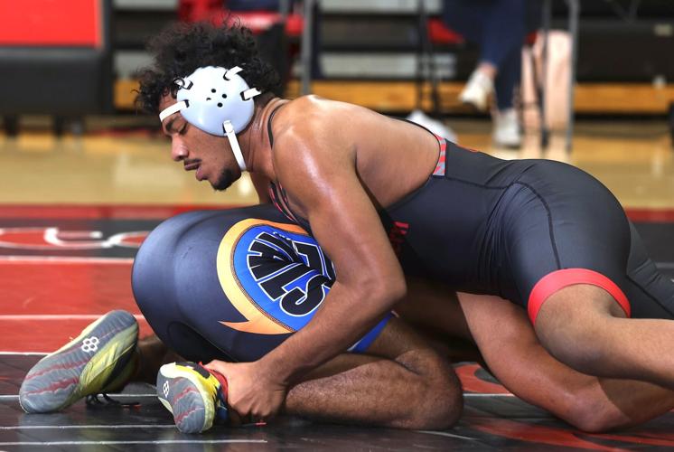 Men's wrestling: Hawkeye uses strong finish to subdue SCC | The Hawk ...