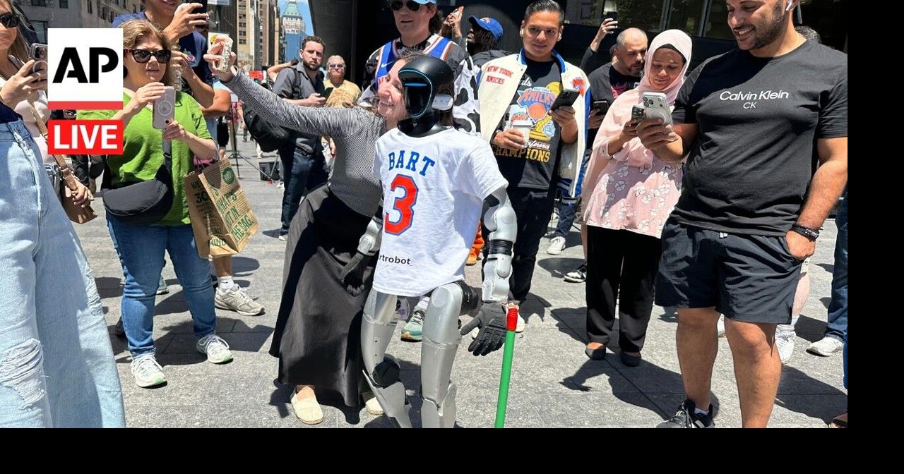 LIVE: Outside Madison Square Garden ahead of Knicks vs. Spurs ...