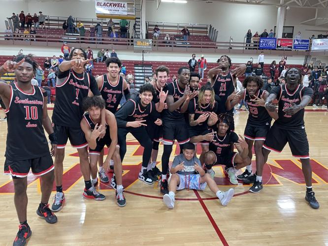 Blackhawks earn dramatic win over No. 5 Indian Hills | The Hawk Eye ...