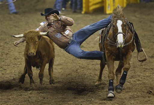 Branquinho, Shepperson take bulldogging buckles