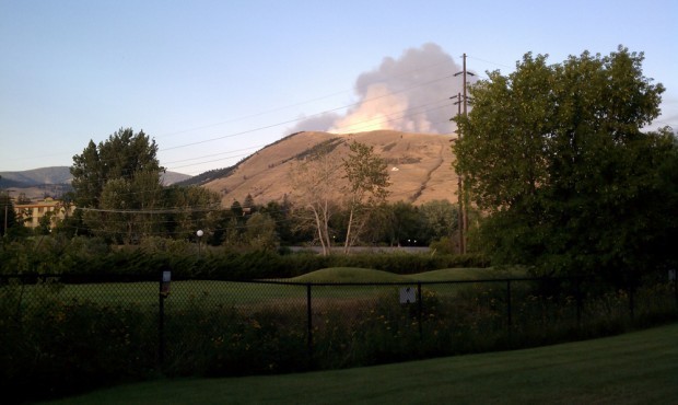 Wildfire races up West Riverside mountain, burns 1,000 to 2,000 acres