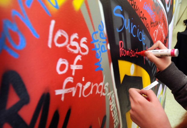 Hellgate students decorate graffiti mural with anti-meth message