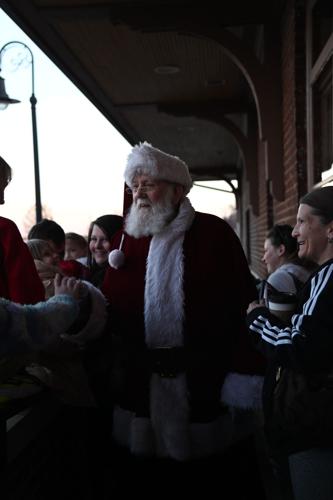 Santa, Mrs. Claus make annual Amtrak appearance | News | missourian.com