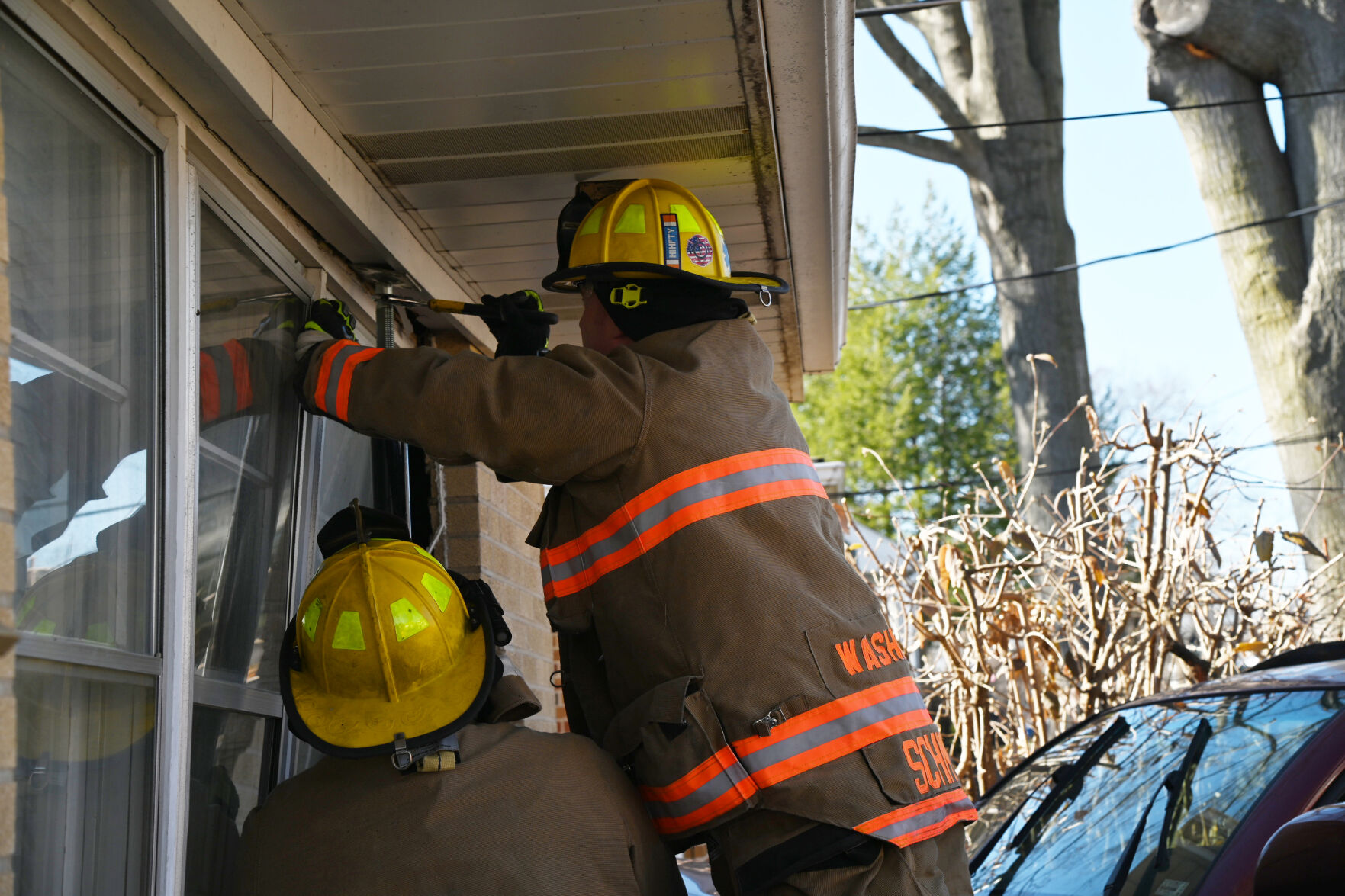 PHOTO GALLERY: Vehicle crashes into house on East Fifth Street | Local ...