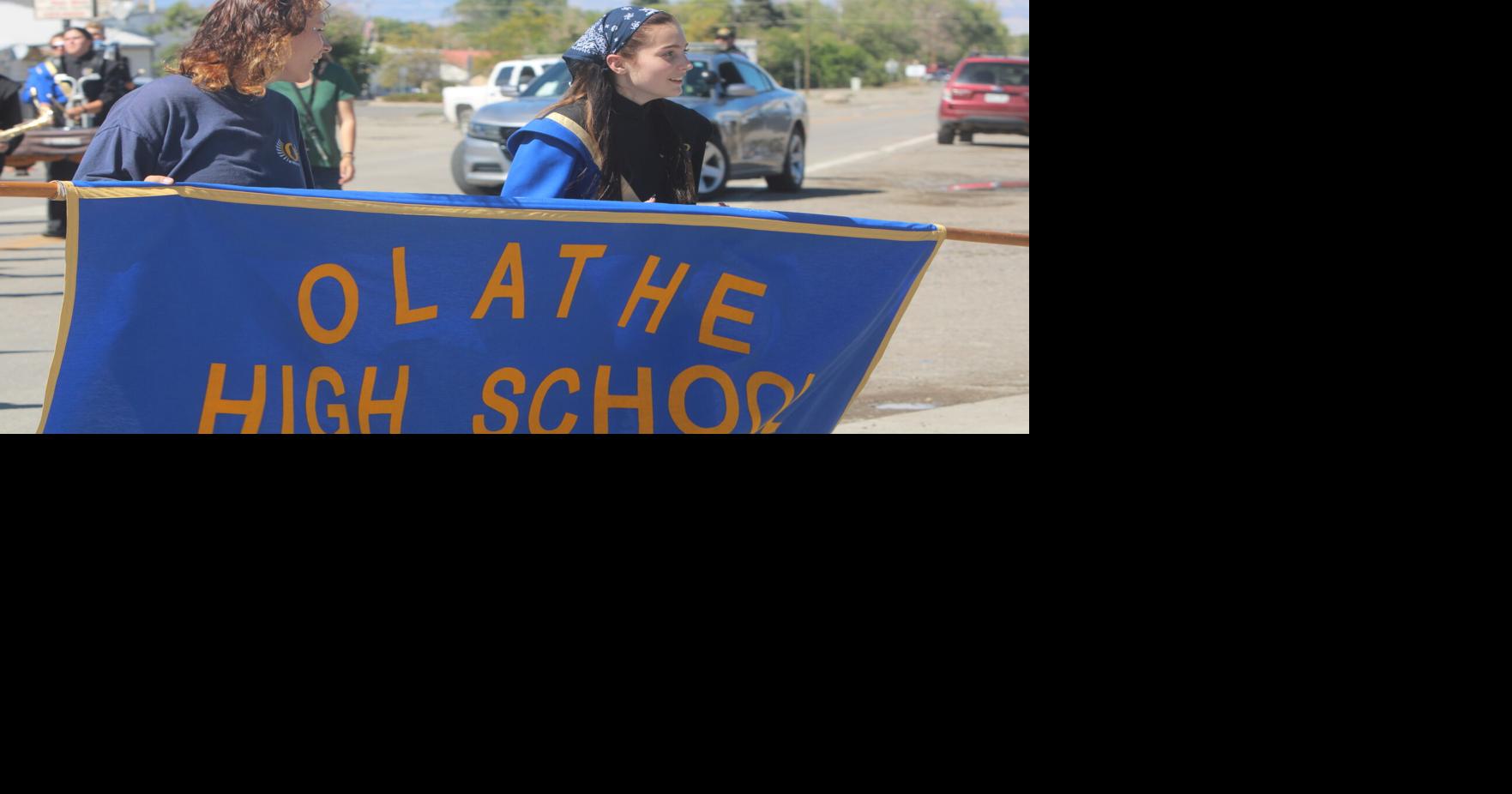 Olathe High School students take in some sun for homecoming parade ...