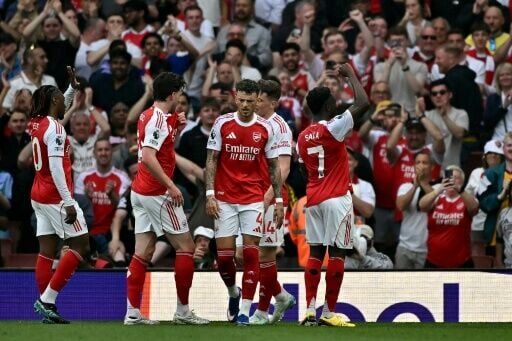 Arsenal hit stride to go six points clear, West Ham loss offers Spurs ...