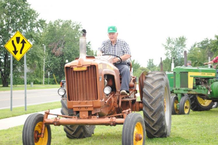 Tractors make their way through Cambridge | | moraminn.com