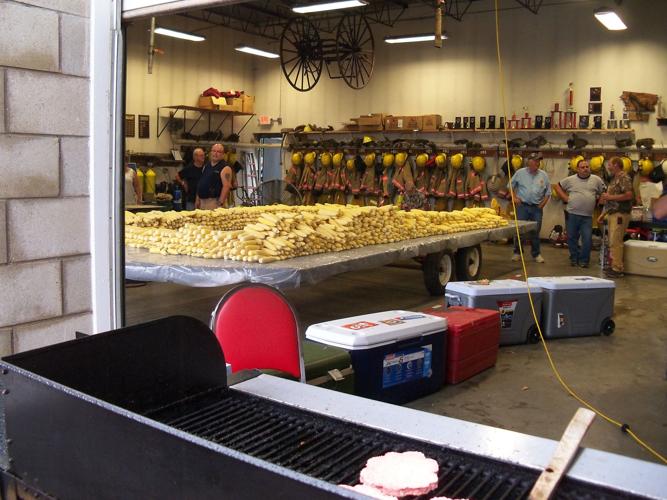 Crowds come out for corn on the curb | | moraminn.com