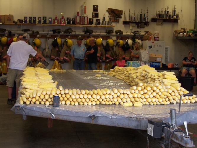 Crowds come out for corn on the curb | | moraminn.com