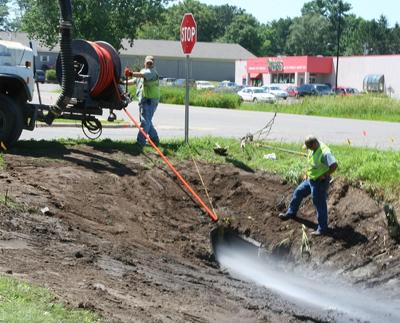 Workers clear clogged culvert | | moraminn.com