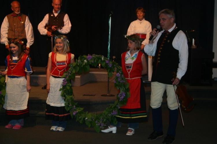 Raising the midsummer pole | | moraminn.com