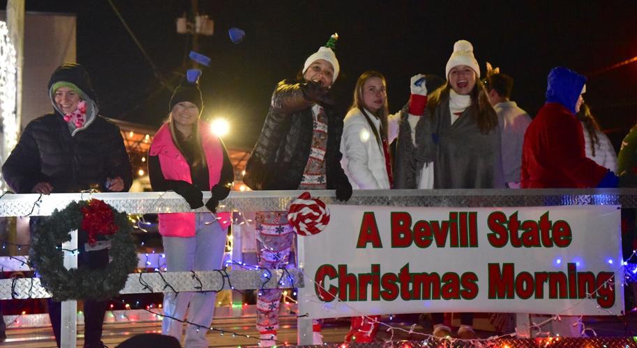 Christmas parade held in downtown Jasper | News | mountaineagle.com