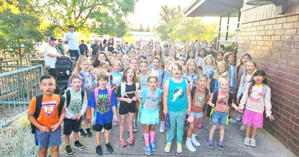 Blue Oak Elementary celebrates National Walk to School Day ...