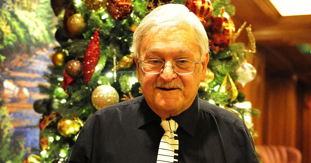 Valley People: Piano man Larry Harshbarger celebrates 43 years in Sun ...