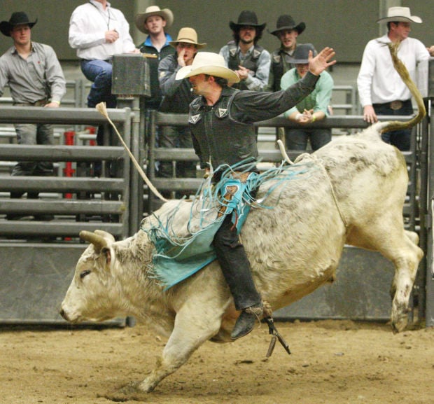 Fielder, Applegate in prime position for bullriding finale