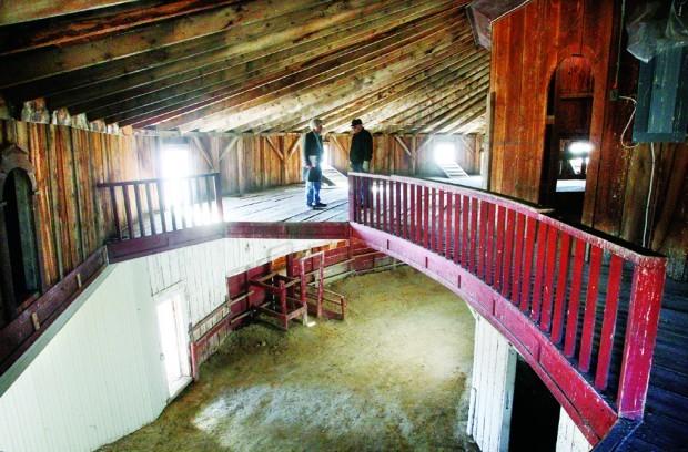 ‘Round red barn’ dates to 1880s