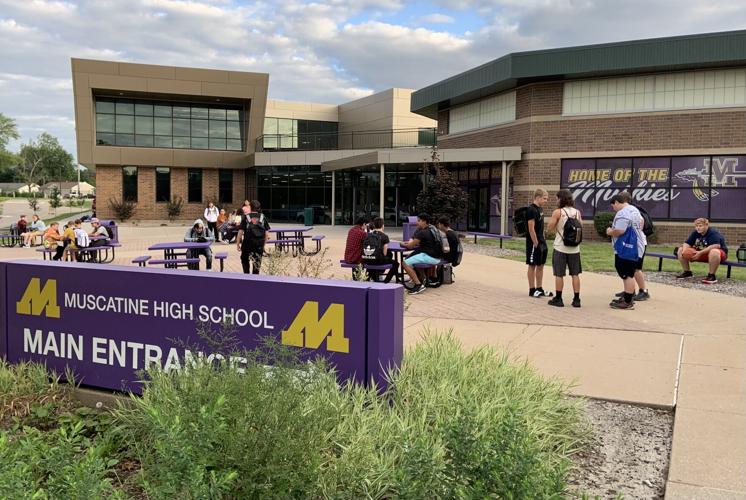 Muscatine High School welcomes freshmen during New Muskie Day