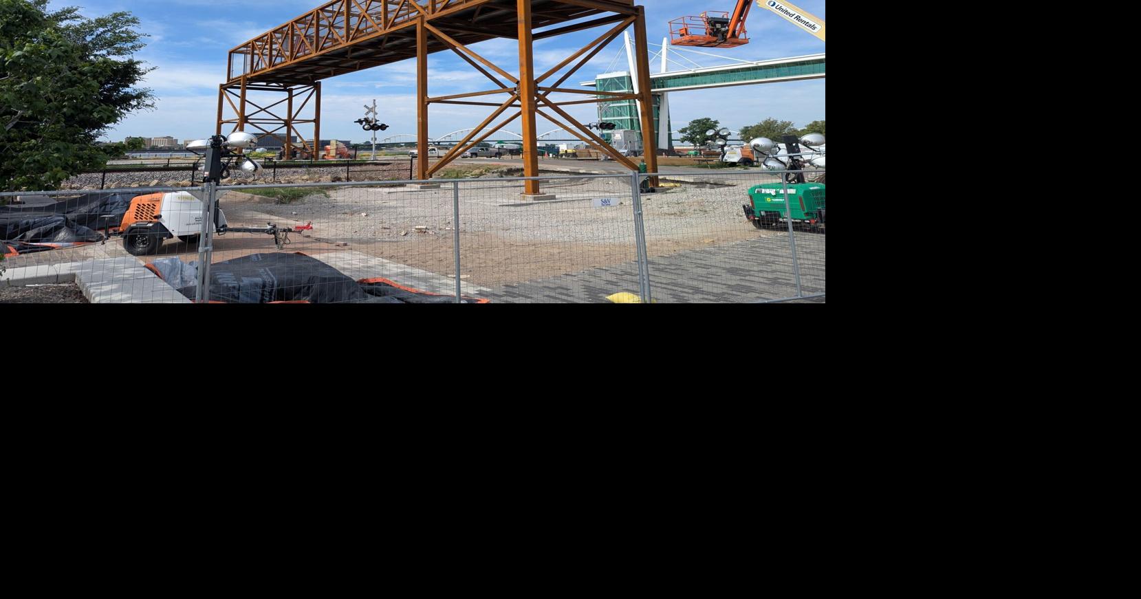 Crews lift Davenport bridge over rail line