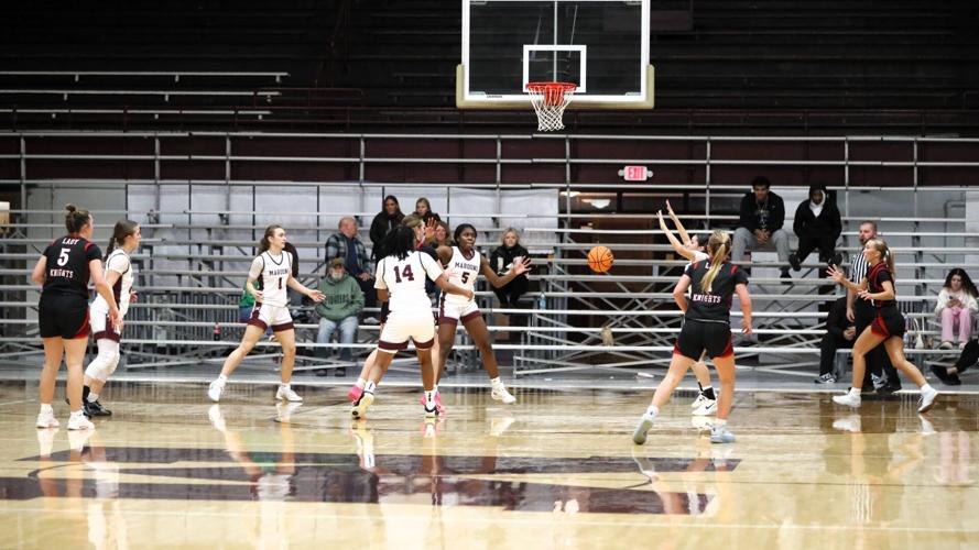 Illinois rolls in afternoon games at 2026 IHMVCU shootout