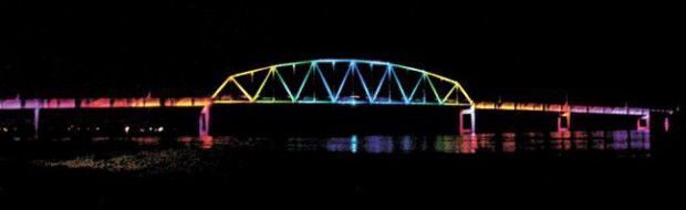 Historic Muscatine bridge gets decorative lights again