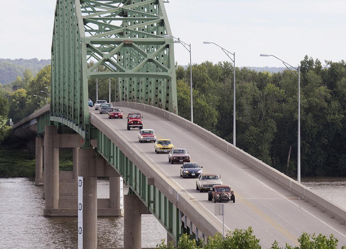 Hot rods roll down the road into Muscatine on Saturday for the River ...