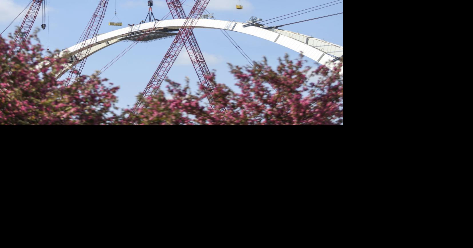 Photos: Placing of the Keystone into the arch of the new I-74 bridge
