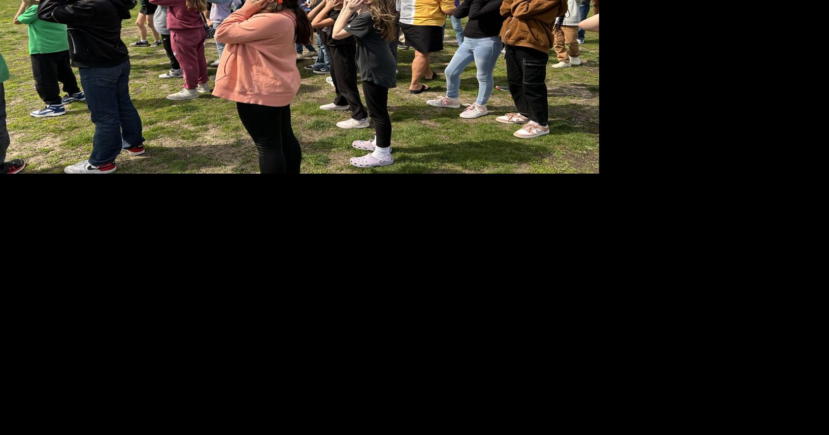 Muscatine schools go out and observe partial solar eclipse