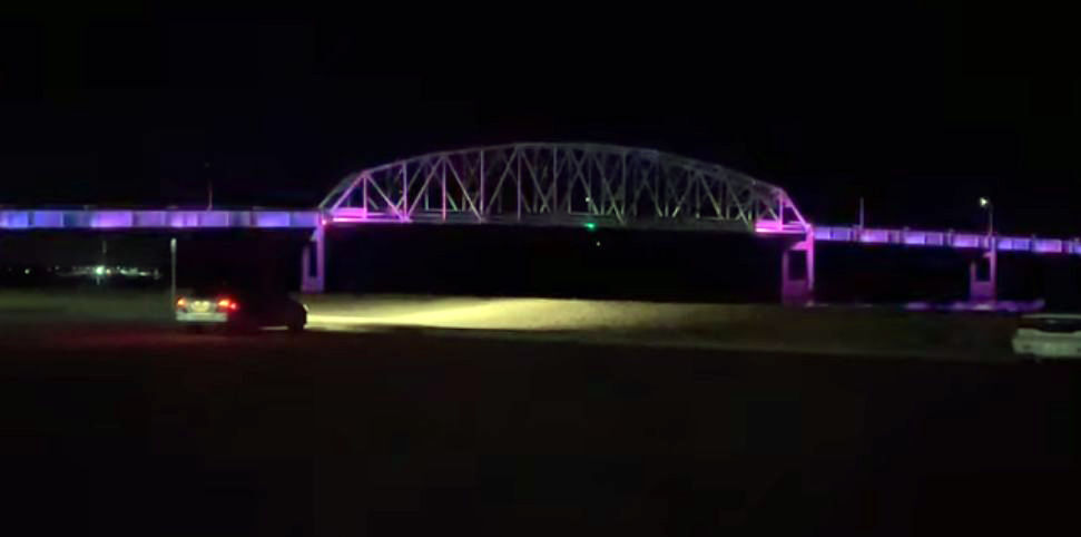 MUSCO Lighting creates holiday-themed light show for Muscatine bridge