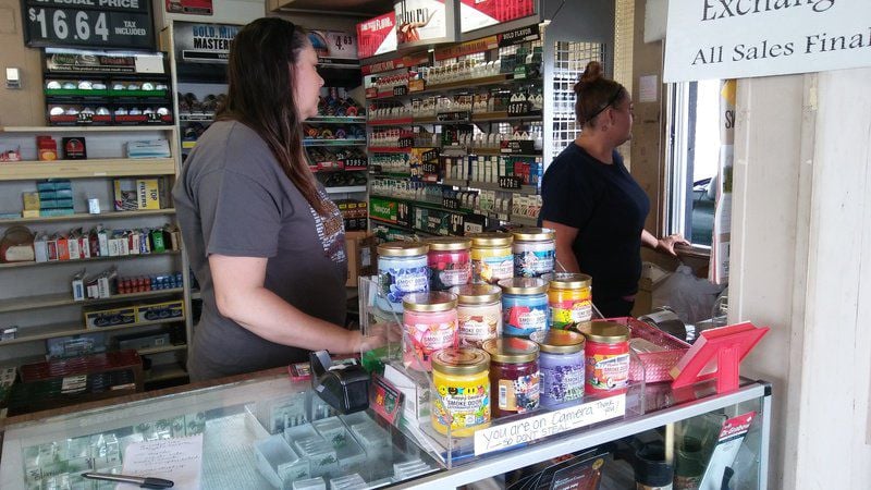 Man armed with knife robs smoke shop | News | muskogeephoenix.com