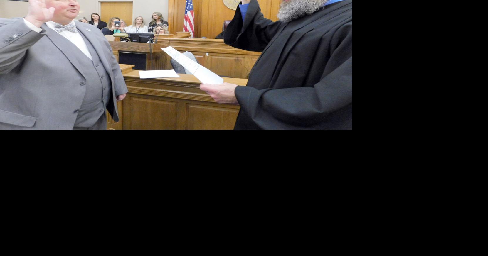 Tucker takes oath as special district judge | News | muskogeephoenix.com