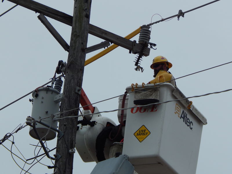 Replaced transformer fixes traffic light | News | muskogeephoenix.com
