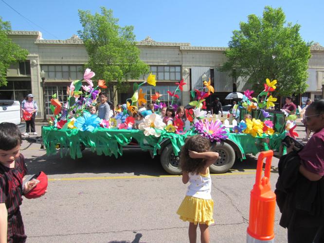 Flowery floats dominate Azalea Parade | News | muskogeephoenix.com