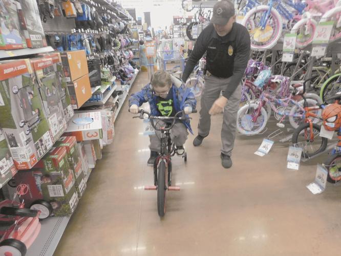 Police make Christmas brighter | Community | muskogeephoenix.com